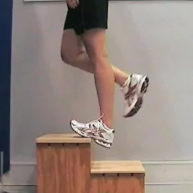 Exzentrisches Wadenmuskeltraining mit gestrecktem Bein nach Alfredson ...